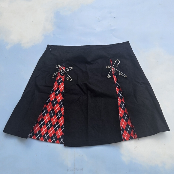 Hot Topic | Skirts | Punk Plaid Mini Skirt Goth Safety Pin Mini Skirt ...